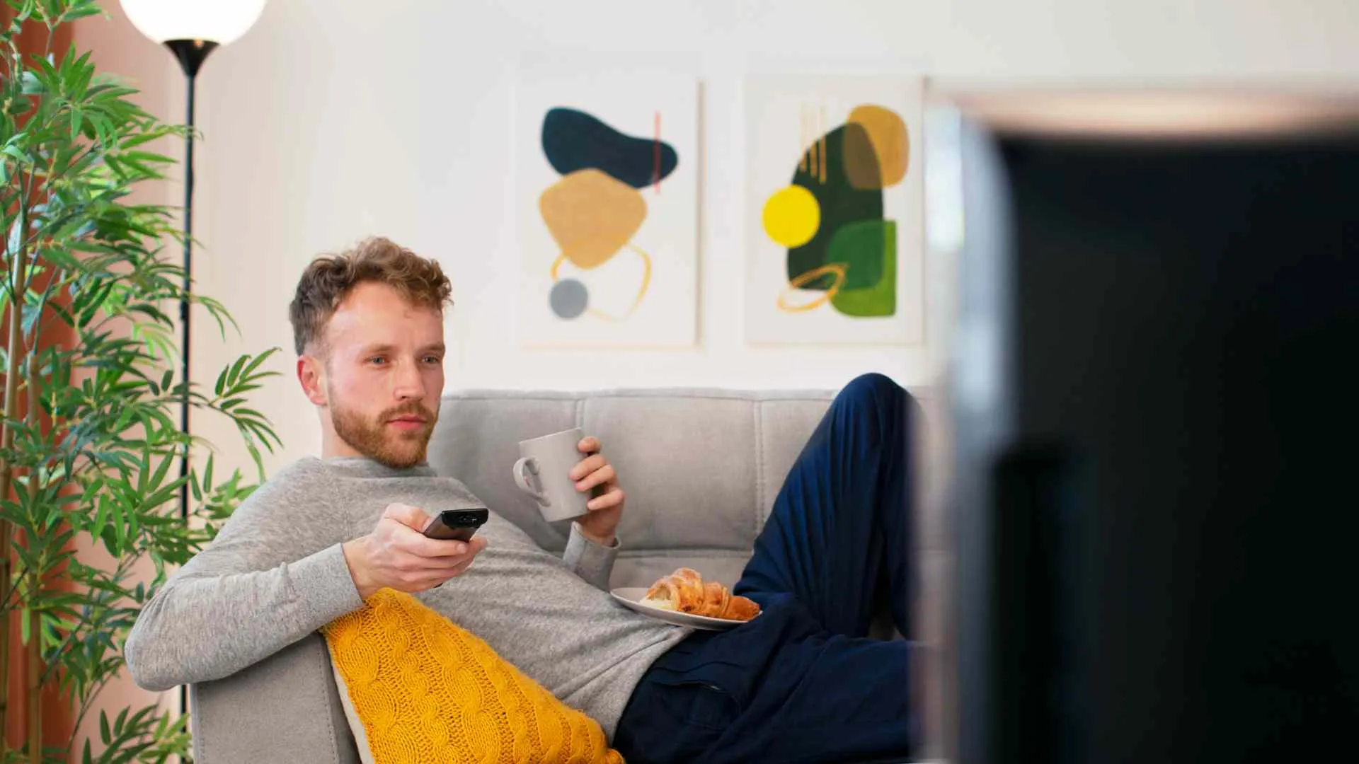 Distancia a la que debes ver la televisión para evitar problemas en la ...